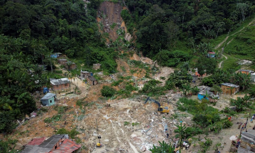 Deslizamento de terra em Manaus deixa oito mortos - PIXTV