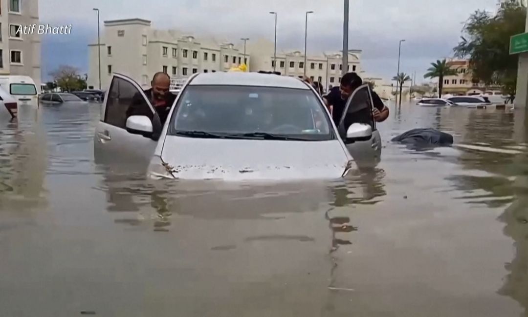 Chuvas provocam caos e inundações em Dubai - PIXTV