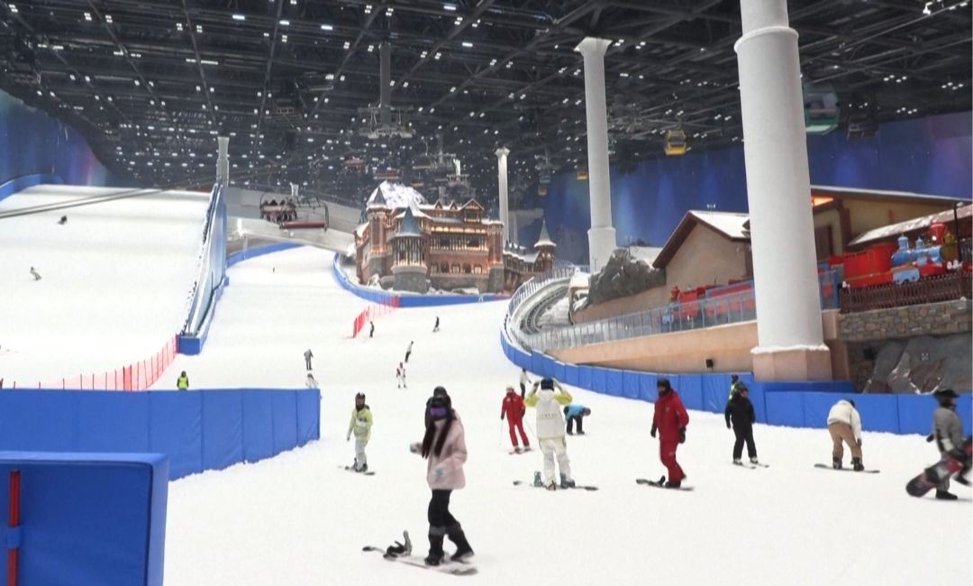 Maior pista coberta de esqui do mundo é inaugurada na China - PIXTV